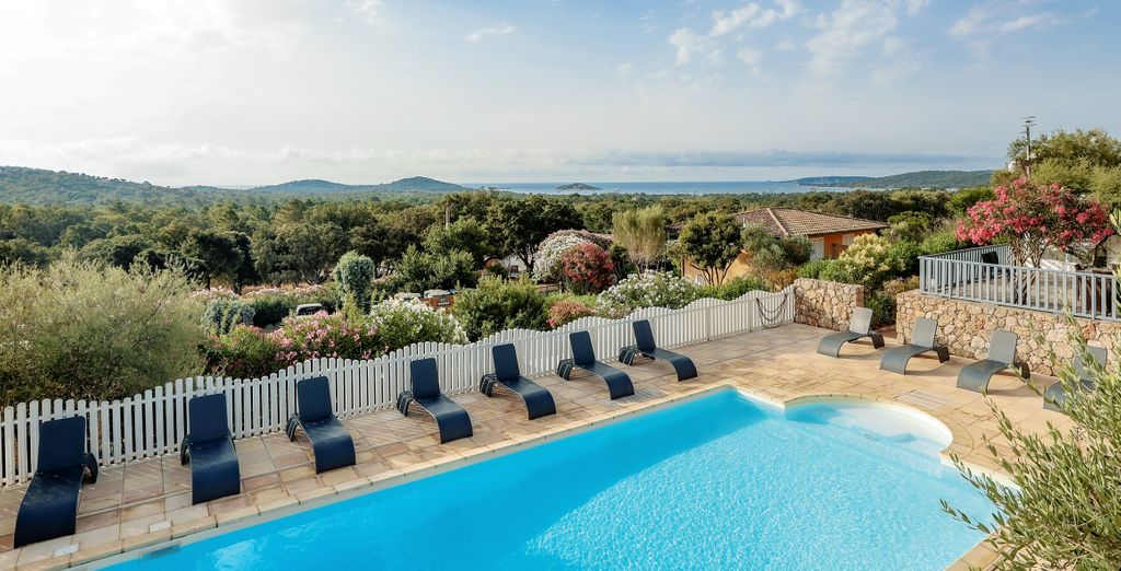 Résidence 4* Chiar' Di Luna avec vols ou ferries - Toulon - Jusqu'à -70 ...